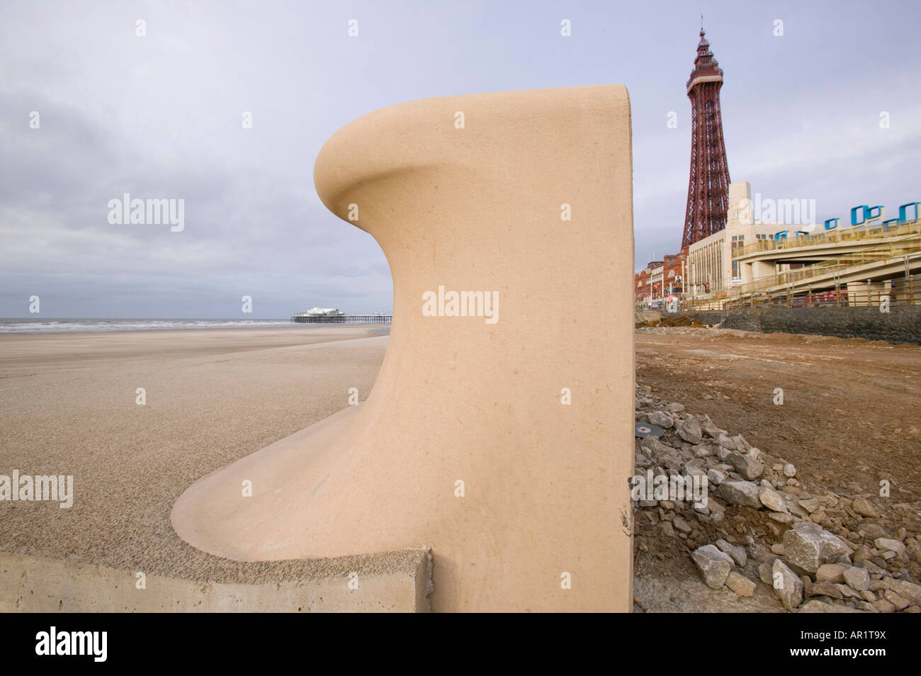 Building new sea wall flood defences in Blackpool to protect the town ...