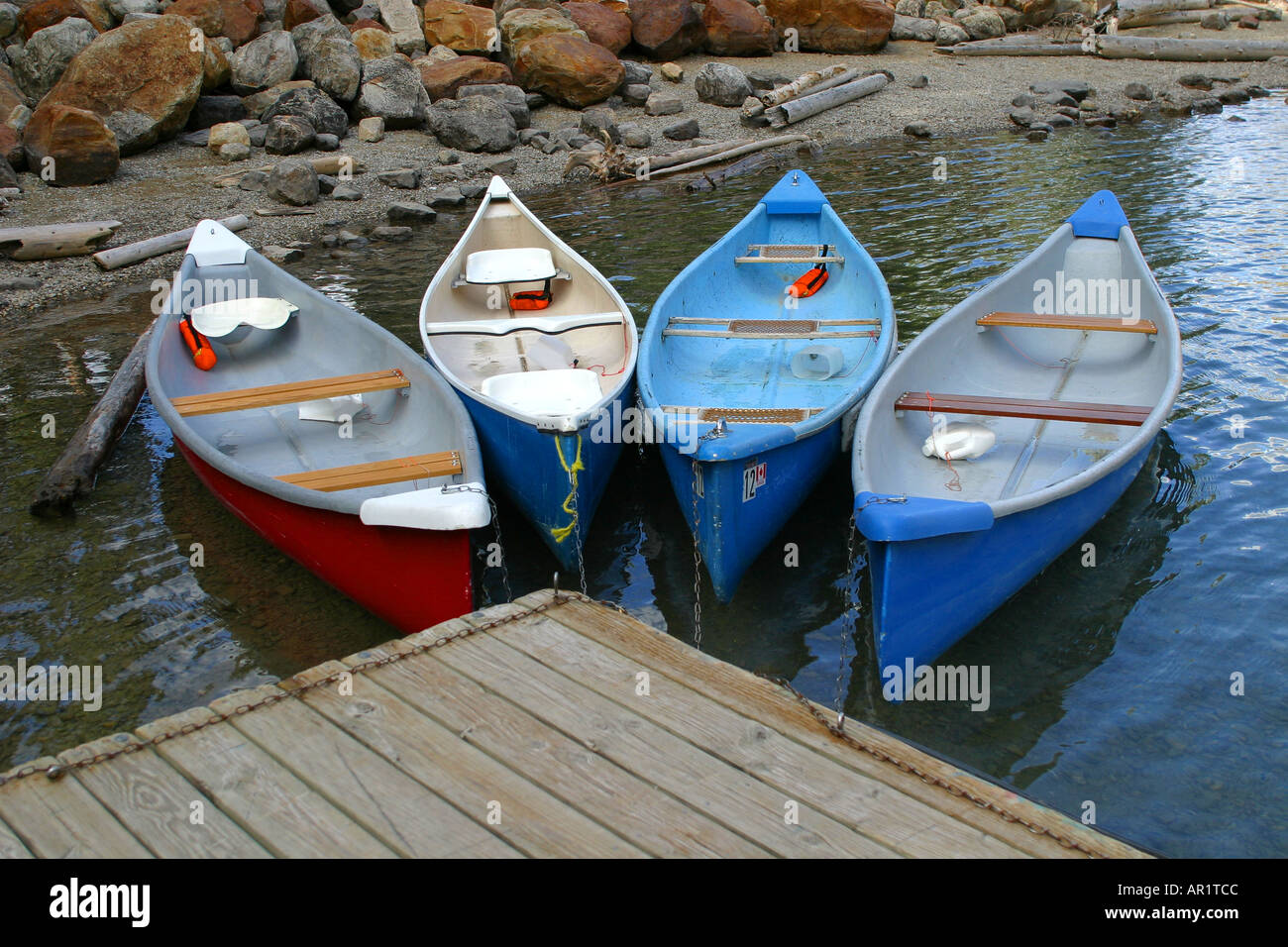 4 canoes hi-res stock photography and images - Alamy