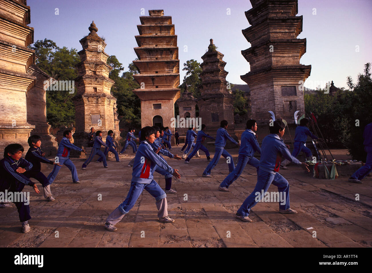 Shaolin monks hi-res stock photography and images - Alamy