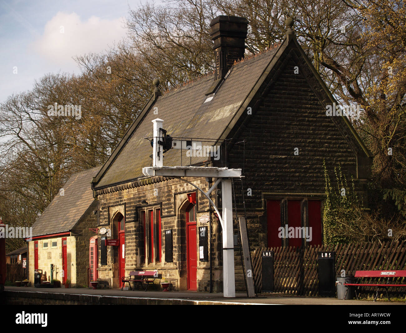 victorian railway station waiting room platform Stock Photo - Alamy