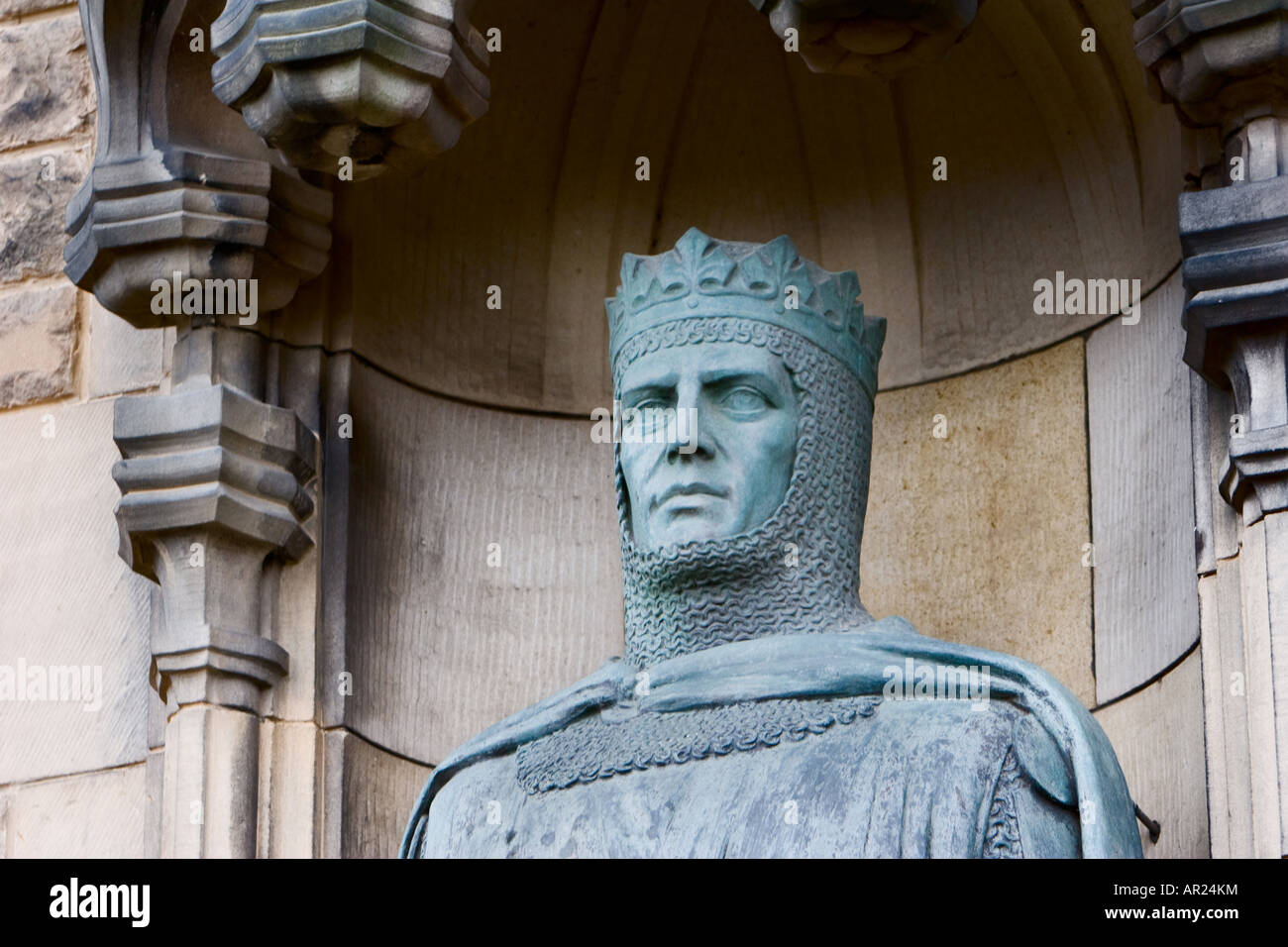 Statue of Robert the Bruce at the entrance of Edinburgh Castle in ...