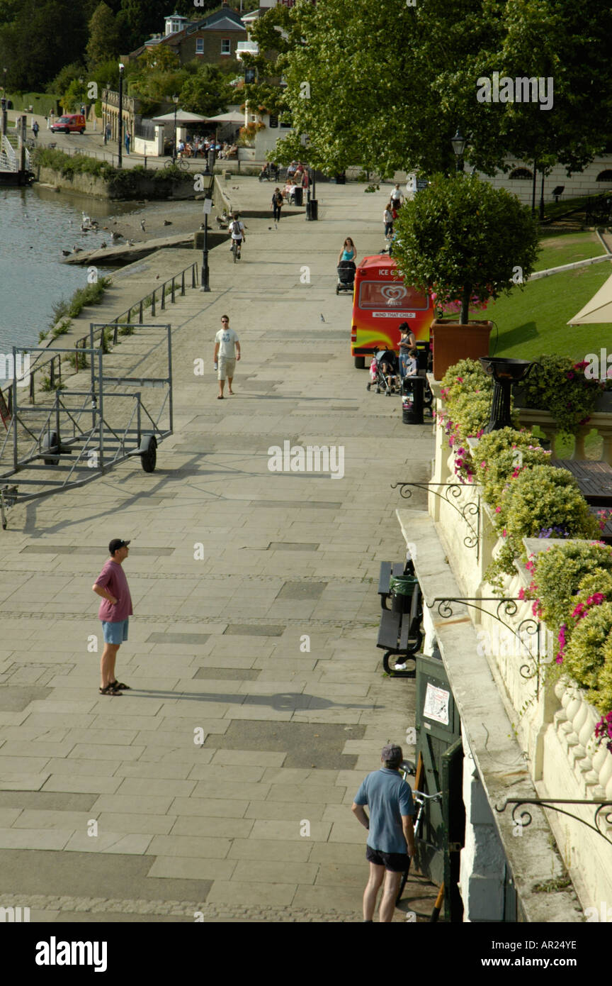 Riverside promenade thames hi-res stock photography and images - Alamy