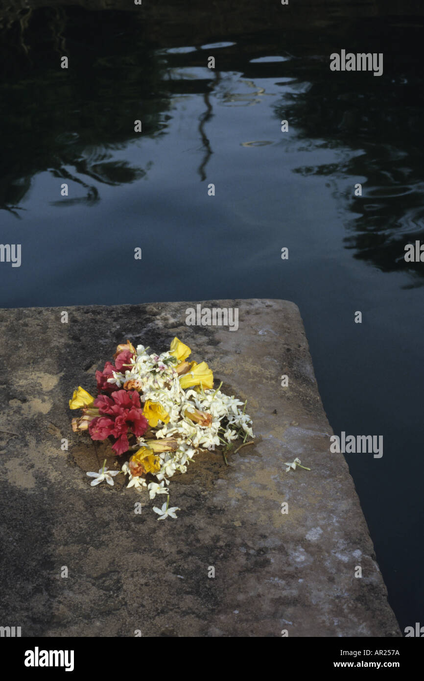 India Benares Varanasi Flowers Bouquet Offered On The River Gange Bank ...
