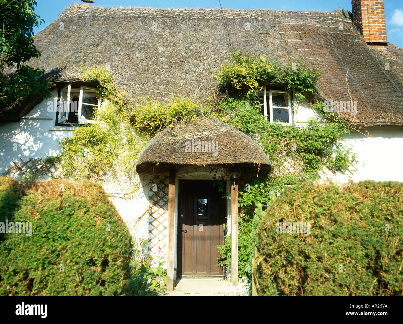 Olde worlde thatched cottage hi-res stock photography and images - Alamy