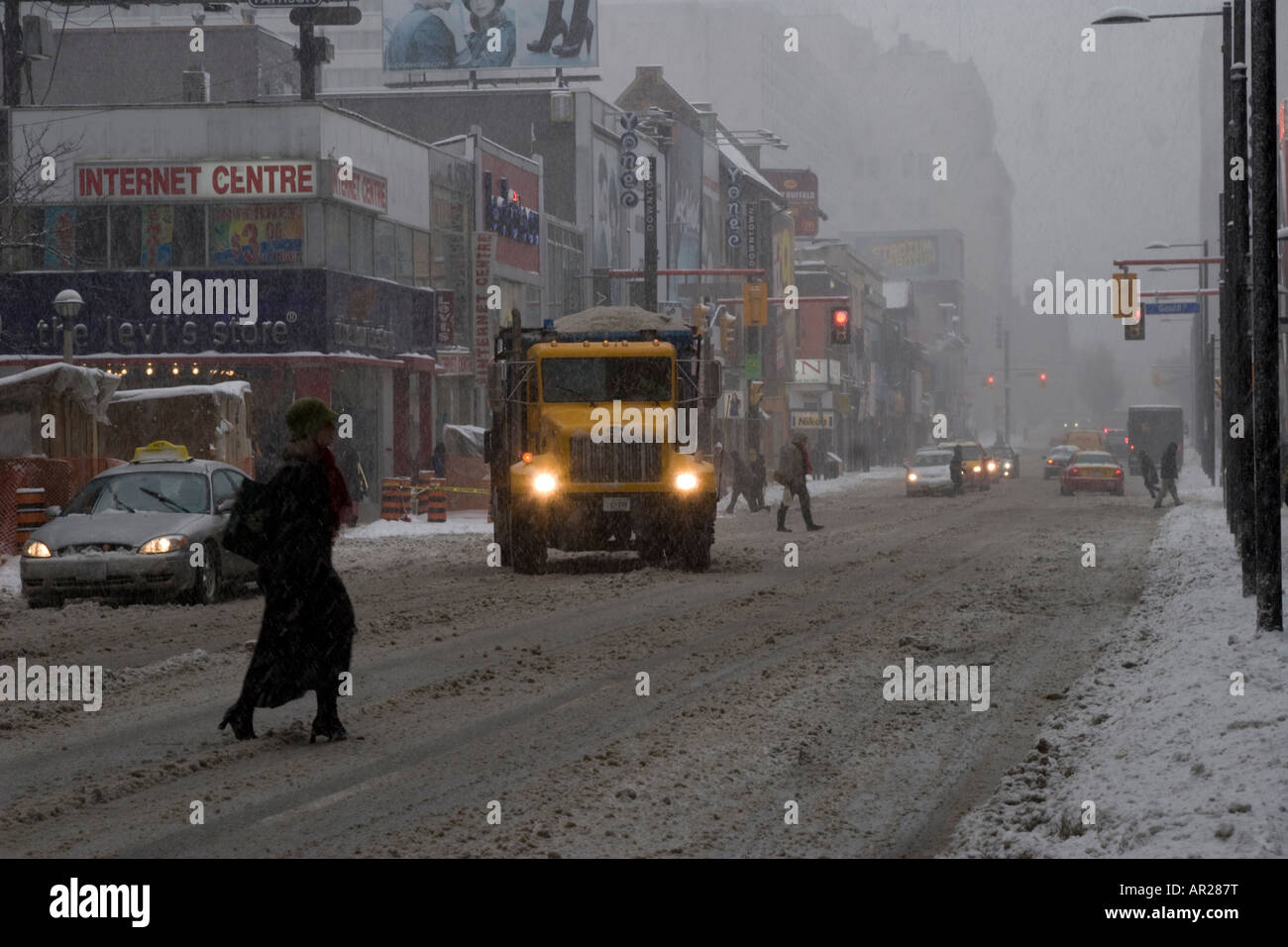 Snowstorm city hi-res stock photography and images - Alamy