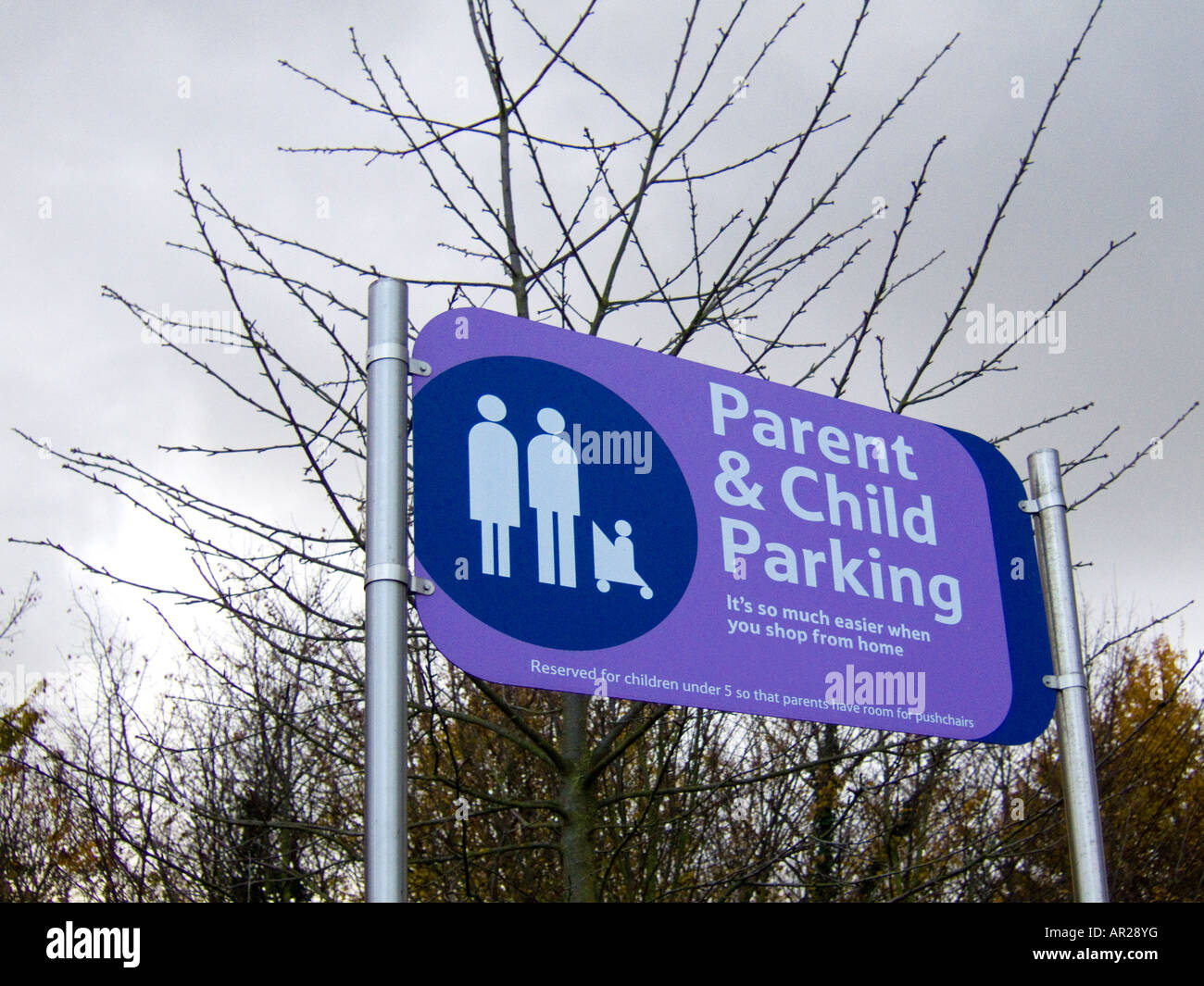 parent & child parking sign in supermarket Stock Photo - Alamy