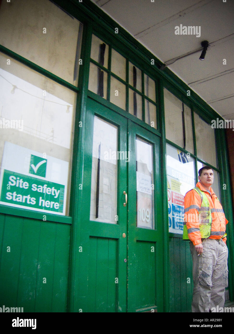 builder having a fag break Stock Photo - Alamy