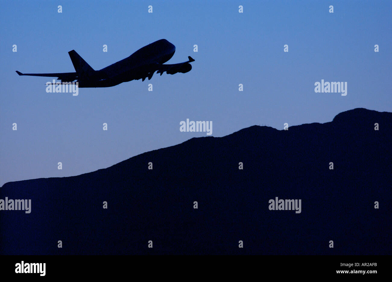 Boeing 747 taking off sunset hi-res stock photography and images - Alamy