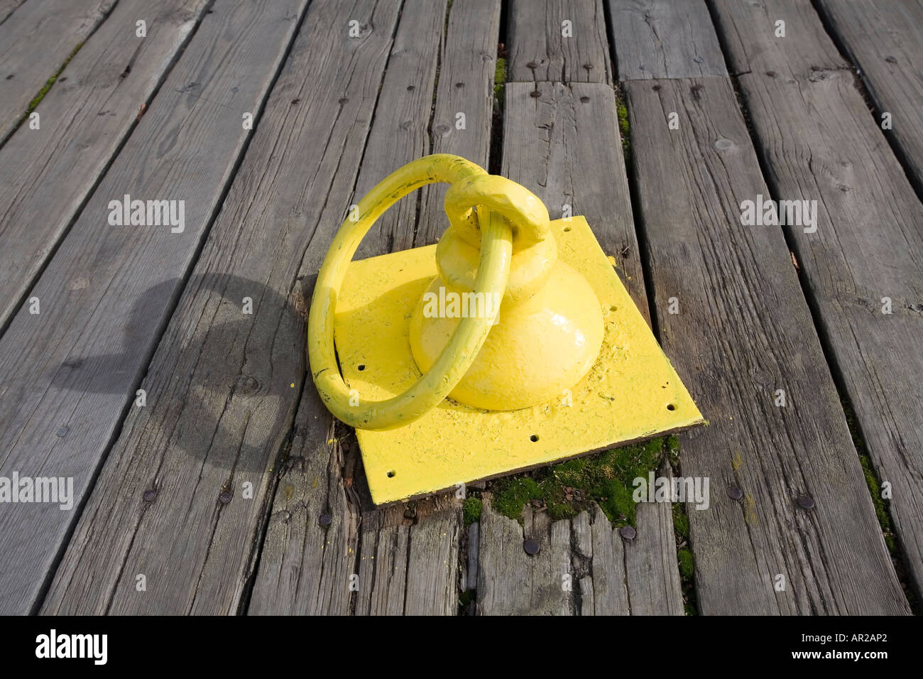 metal mooring ring on wooden jetty Stock Photo - Alamy