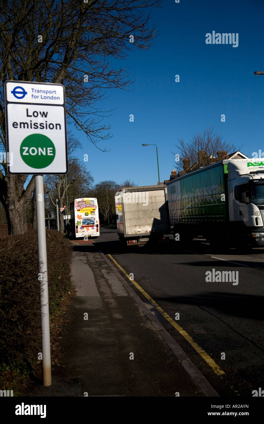 London low emission zone sign hi-res stock photography and images - Alamy