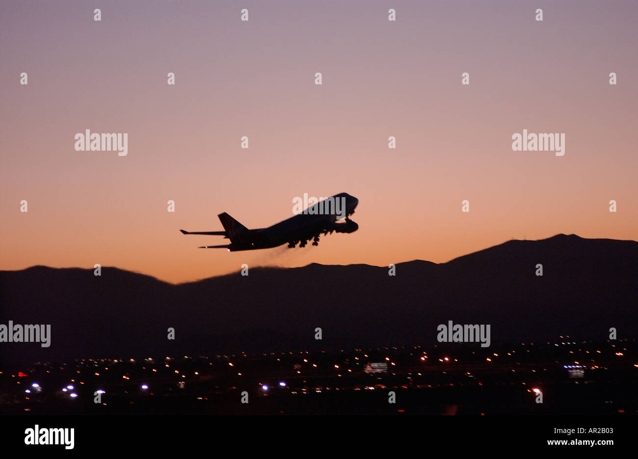 Jumbo jet taking off usa hi-res stock photography and images - Alamy