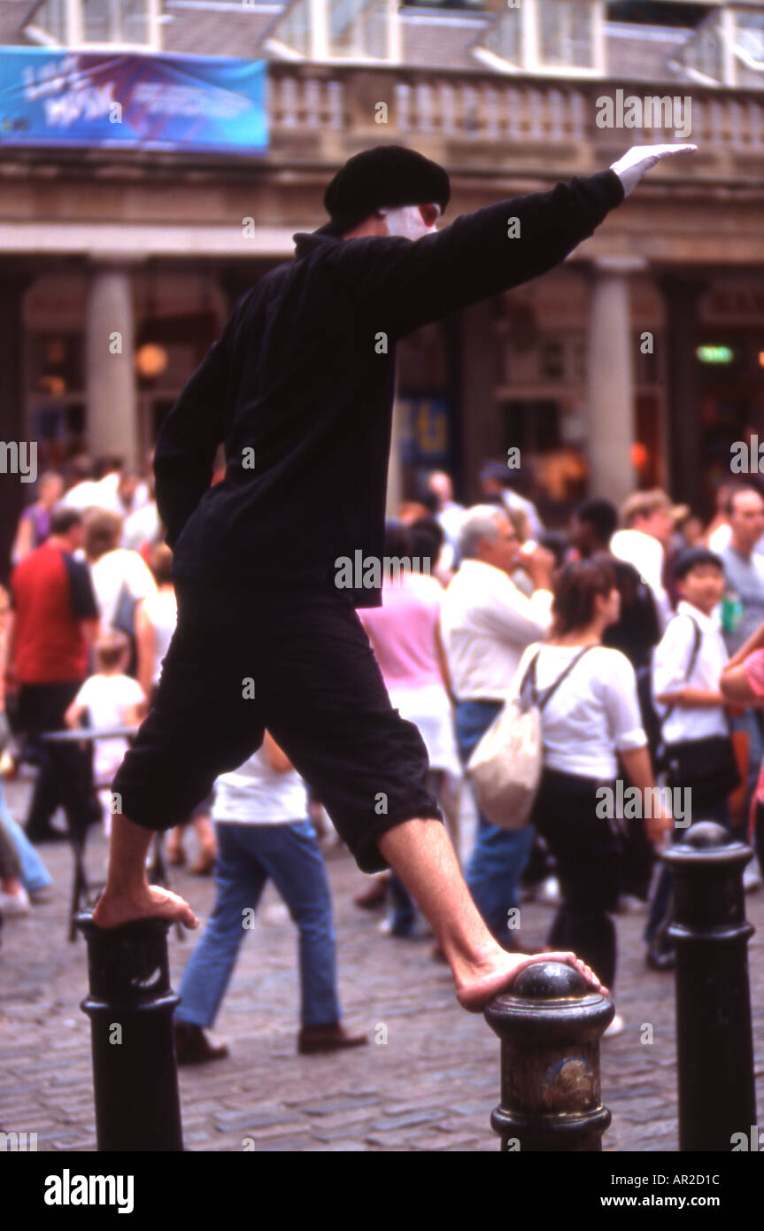 Street performer London England Stock Photo - Alamy