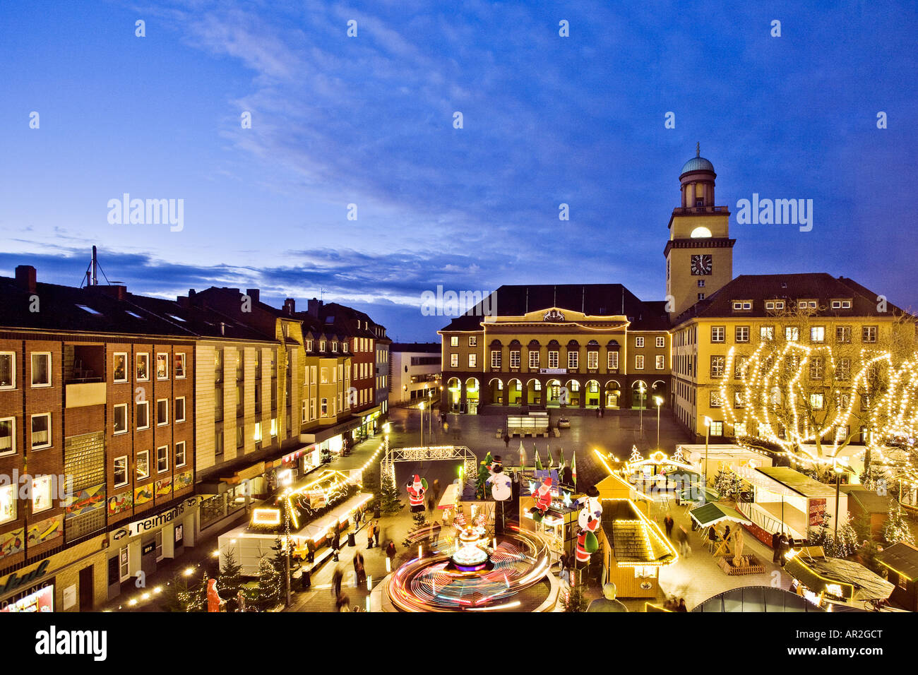 Christmas market on town hall square, Germany, North Rhine-Westphalia ...