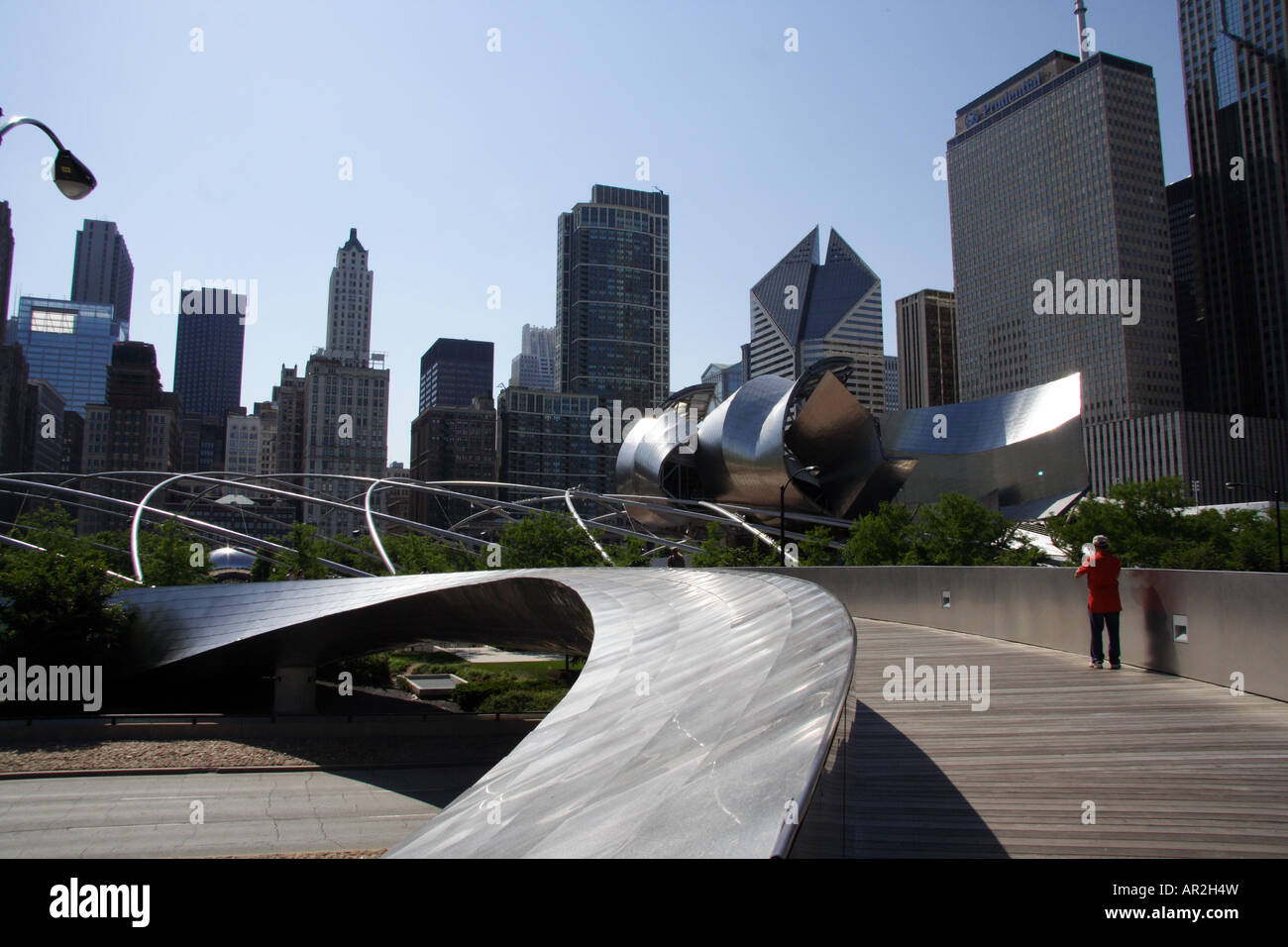 BP Bridge Connecting Millennium Park to Daley Bicentennial Plaza Stock ...