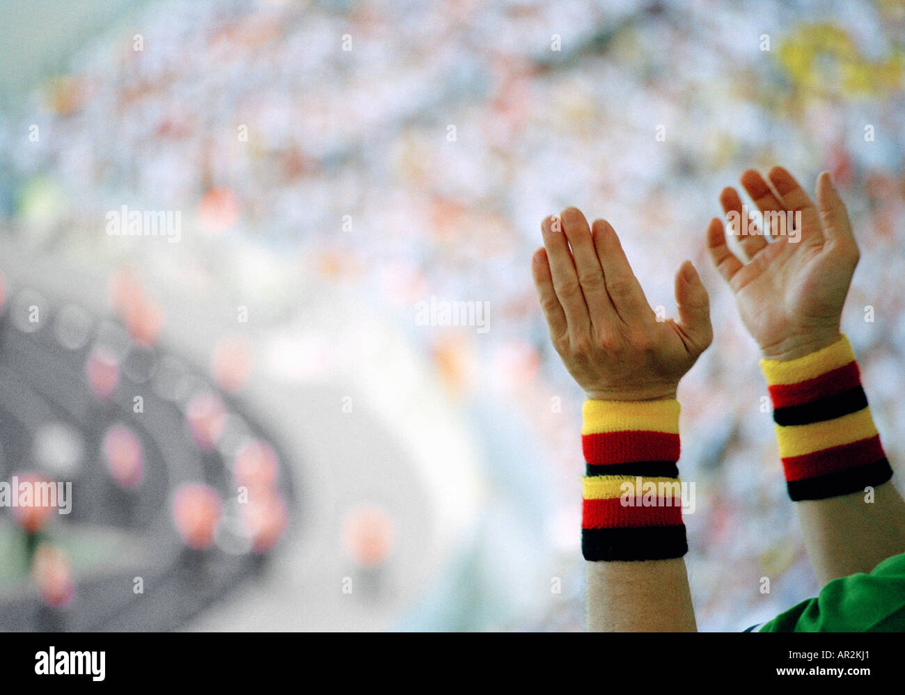 Audience clapping hands hi-res stock photography and images - Alamy