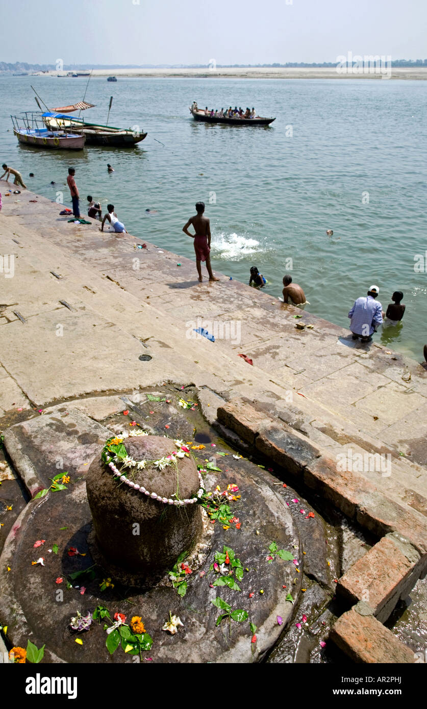 Shiva Lingam. Kedar Ghat. Ganges river. Varanasi. India Stock Photo - Alamy