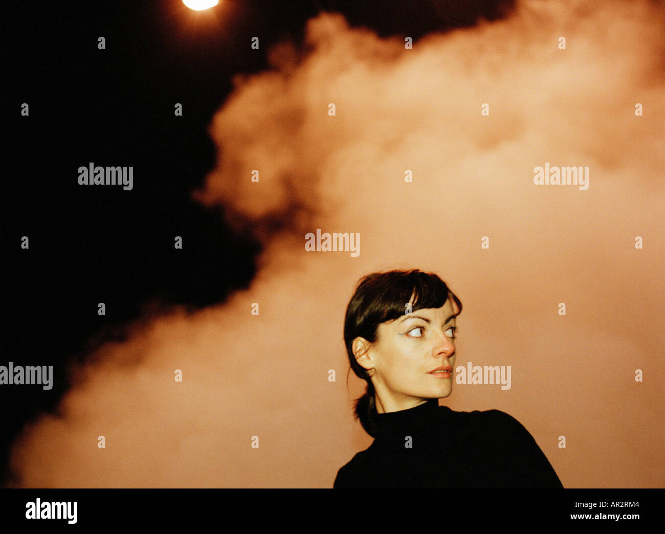 Woman looking over shoulder fear hi-res stock photography and images ...