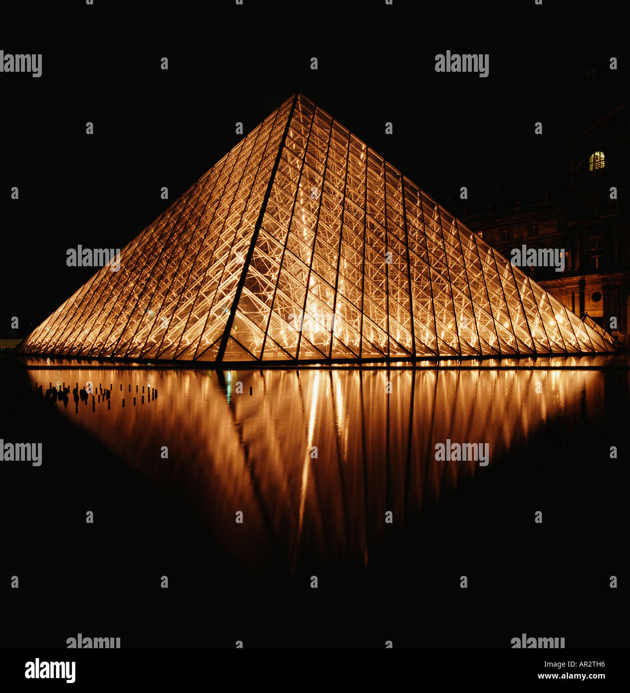 Fountain outside louvre museum hi-res stock photography and images - Alamy