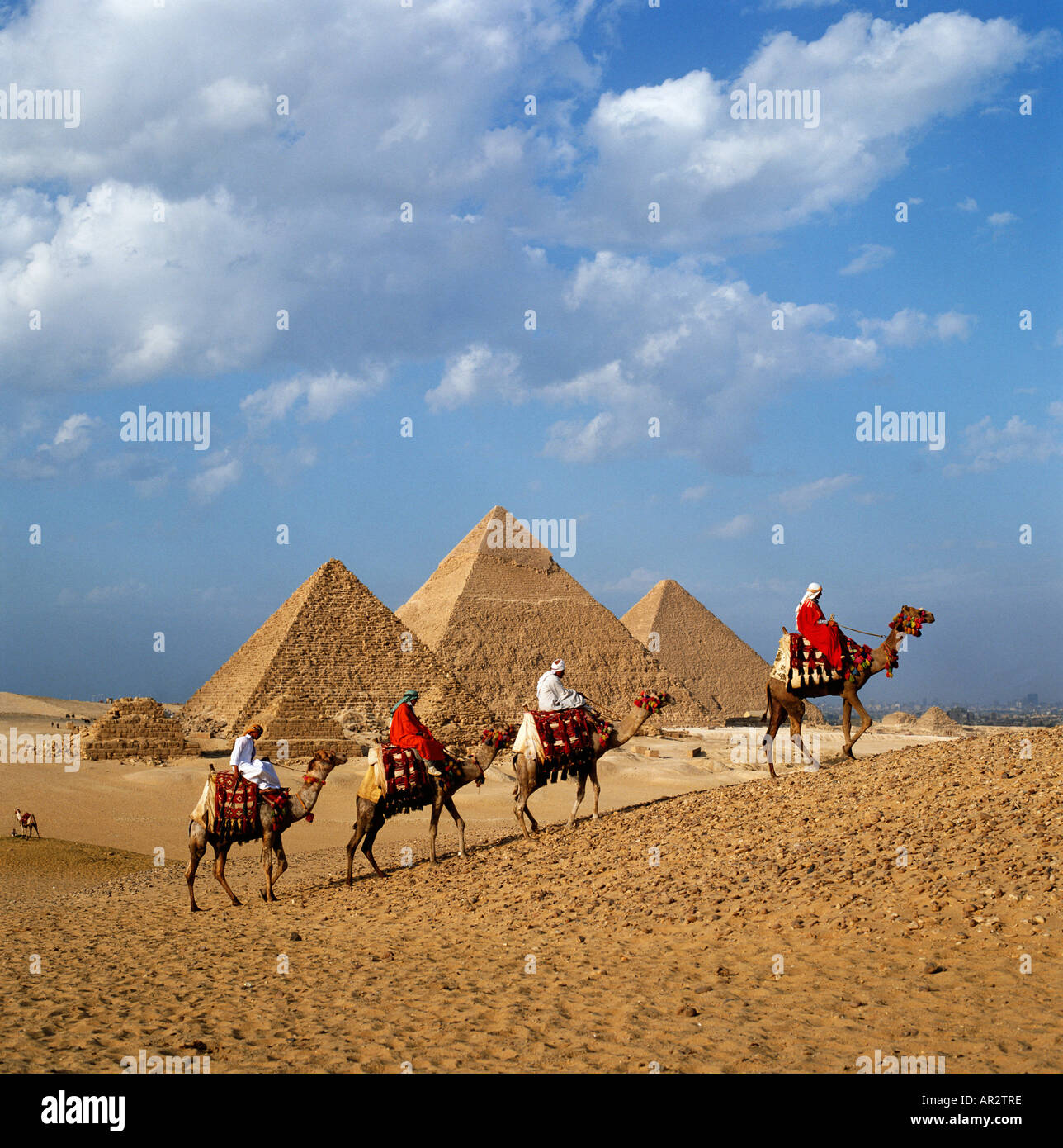 Pyramid gizeh camel caravan hi-res stock photography and images - Alamy