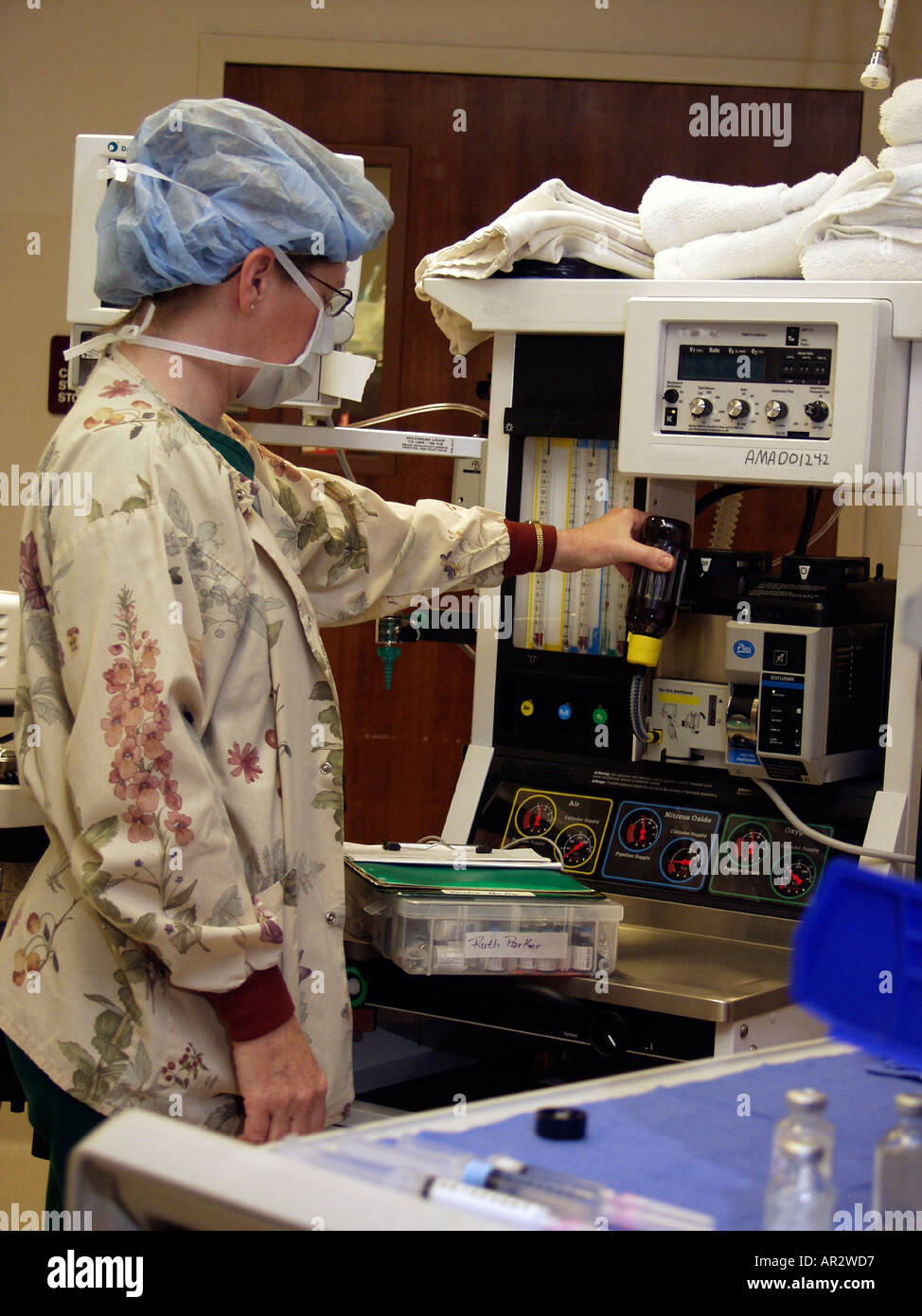 Anesthesiologist preparing equipment for surgery Stock Photo - Alamy