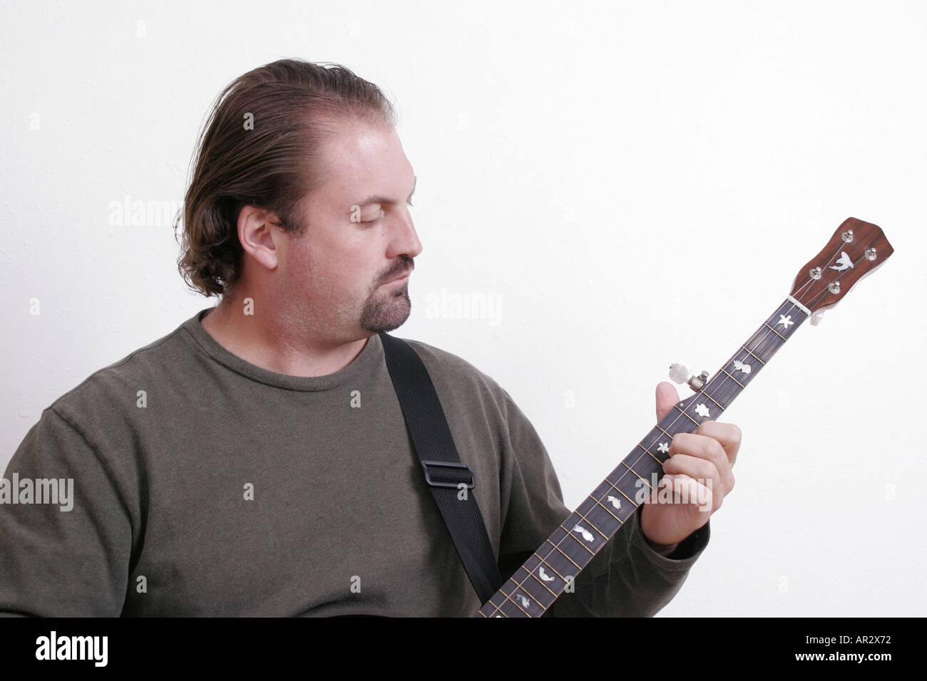Guy playing banjo hi-res stock photography and images - Alamy