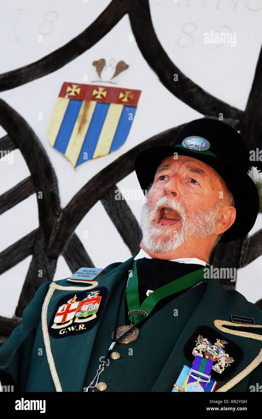 pic martin phelps 23 09 06 reporter gordon wootton bassett town crier ...