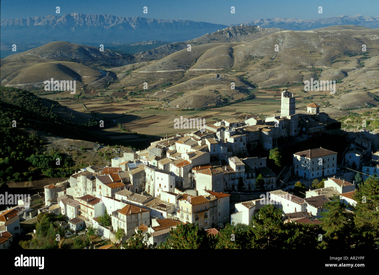 The mountain village Castel del Monte in the sunlight, Abruzzo, Italy ...