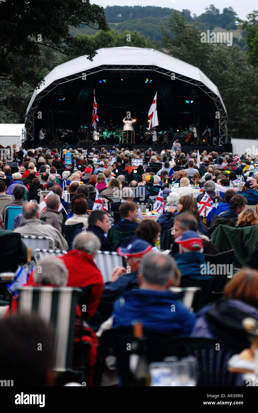 pic martin phelps 08 07 06 proms at lacock abbey crowd Stock Photo - Alamy