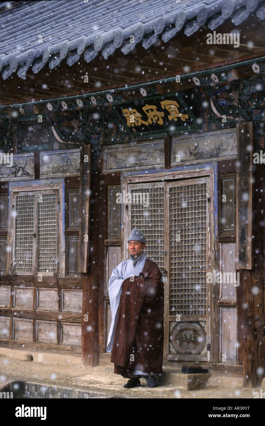 Monk in Haeinsa monastery, UNESCO world heritage, Haeinsa, Kayasan ...