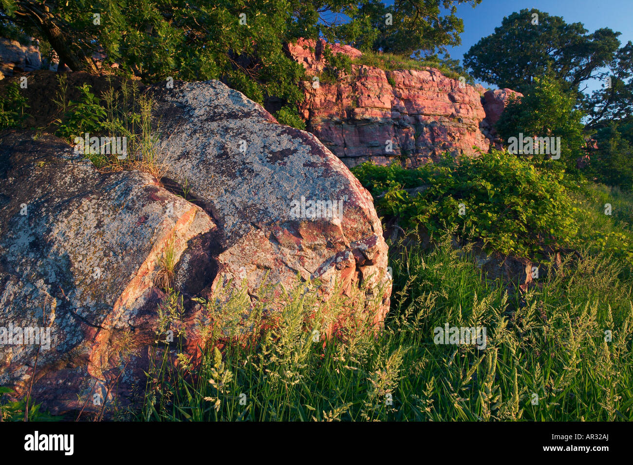 Sioux Quartzite boulder and outcropping, Blue Mounds State Park ...