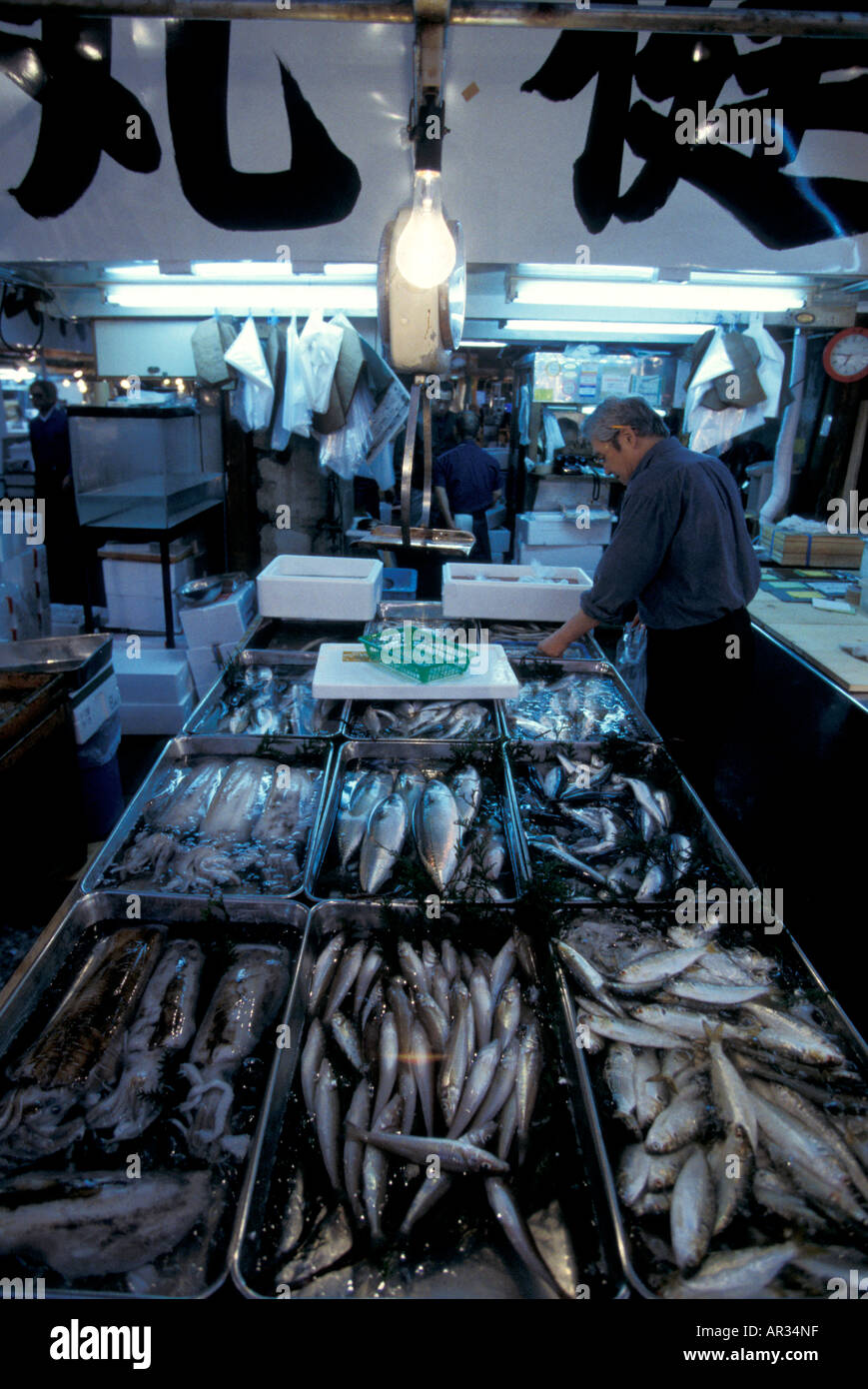 A fishmonger at Tsukiji Fish Market, Tokyo, Japan Stock Photo - Alamy