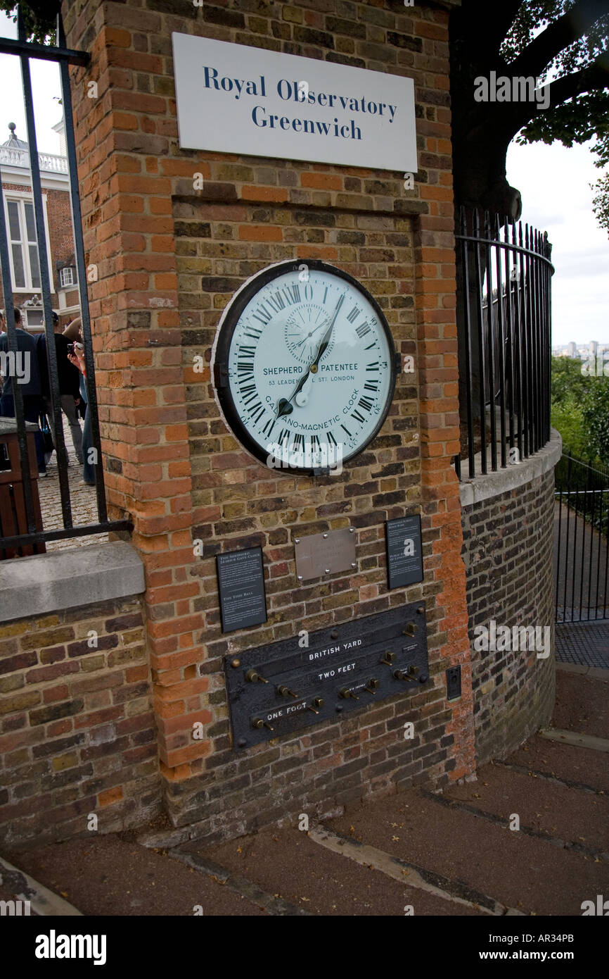 Standard Clock High Resolution Stock Photography and Images - Alamy