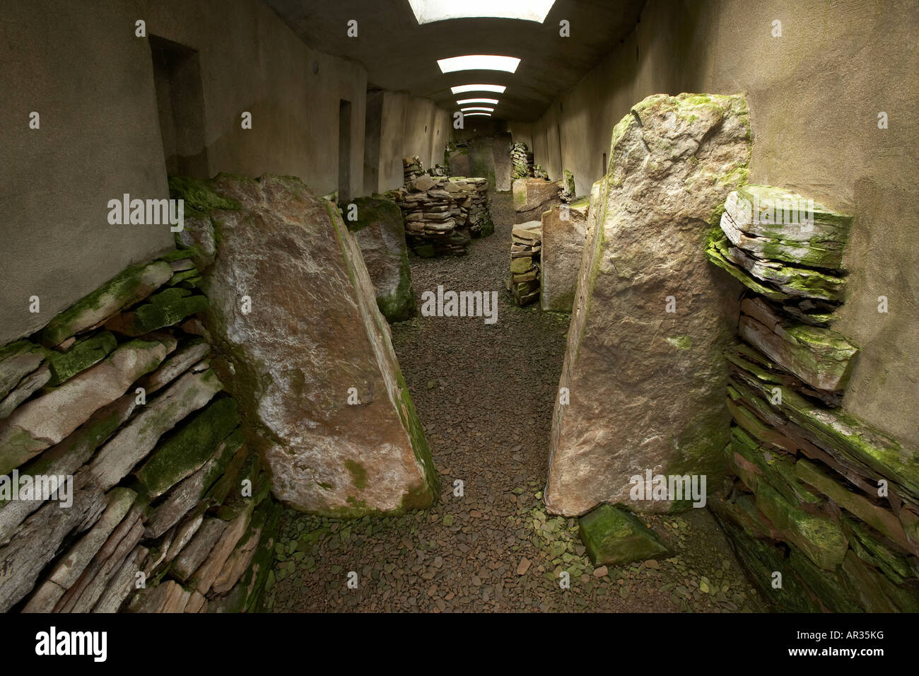 Inside prehistoric neolithic burial chamber hi-res stock photography ...