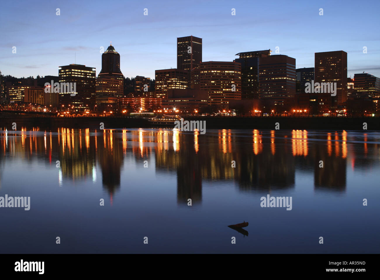 Portland skyline along willamette river hi-res stock photography and ...
