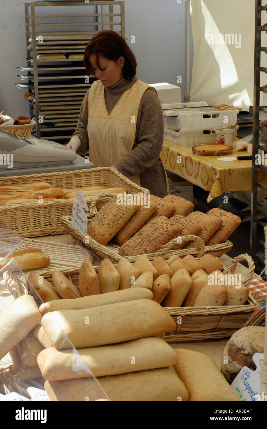 Woman buying bread market stall hi-res stock photography and images - Alamy
