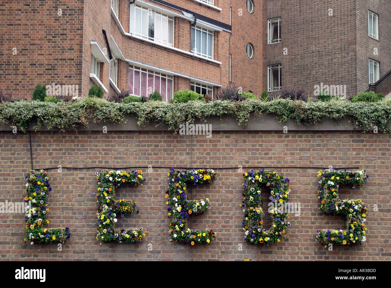 Leeds city station concourse hi-res stock photography and images - Alamy