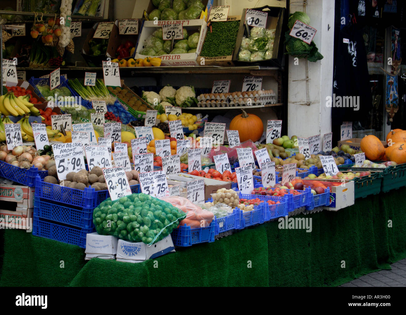 fruit and vegetable shop Stock Photo - Alamy