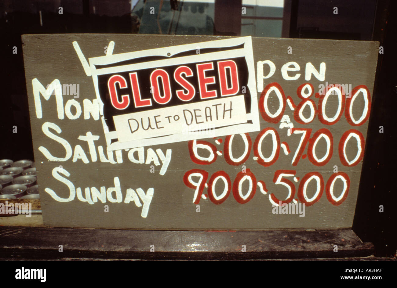 "Closed due to death" sign in window Stock Photo - Alamy