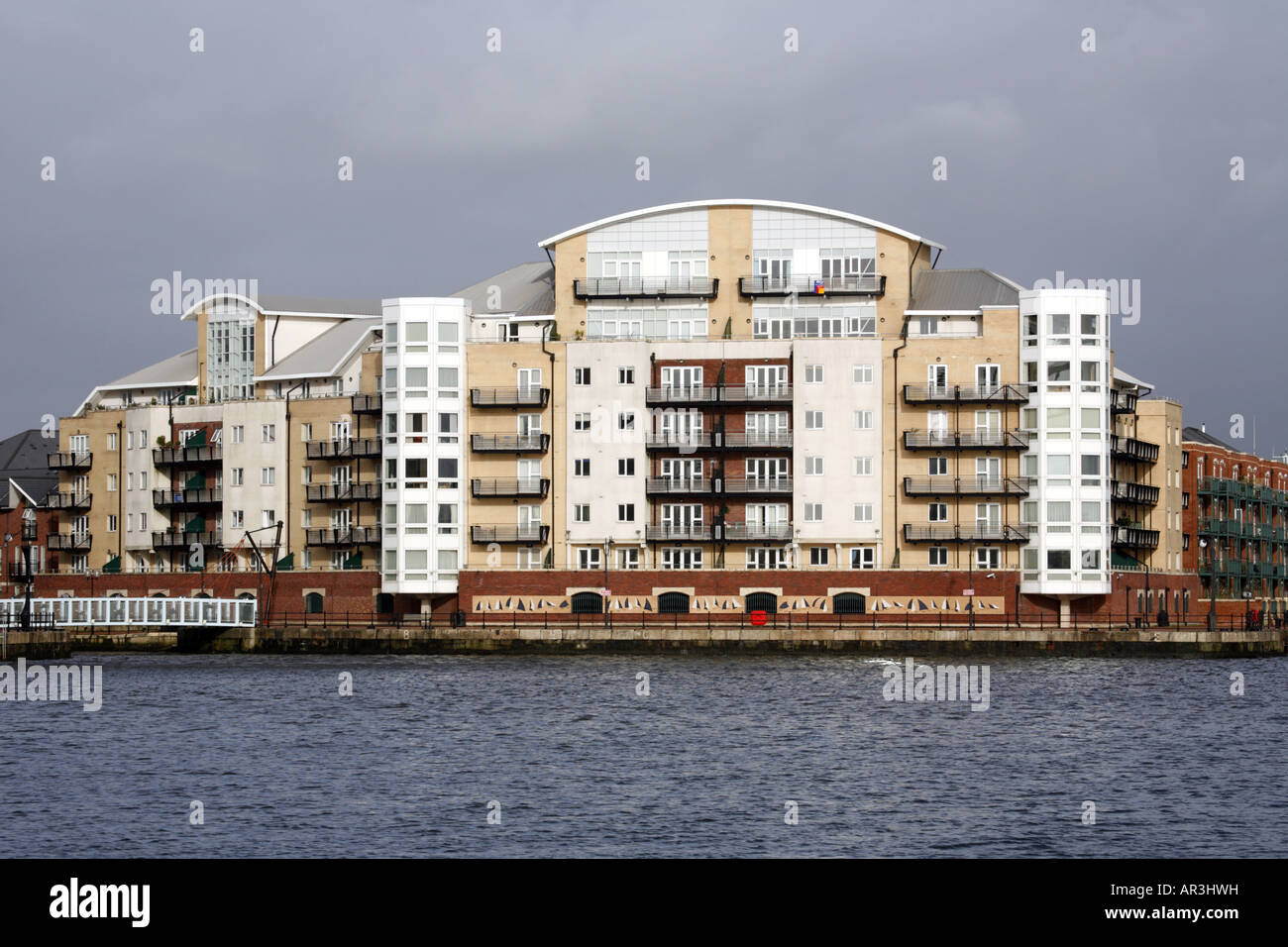 New waterfront residential apartments Cardiff Docks, Wales Stock Photo ...