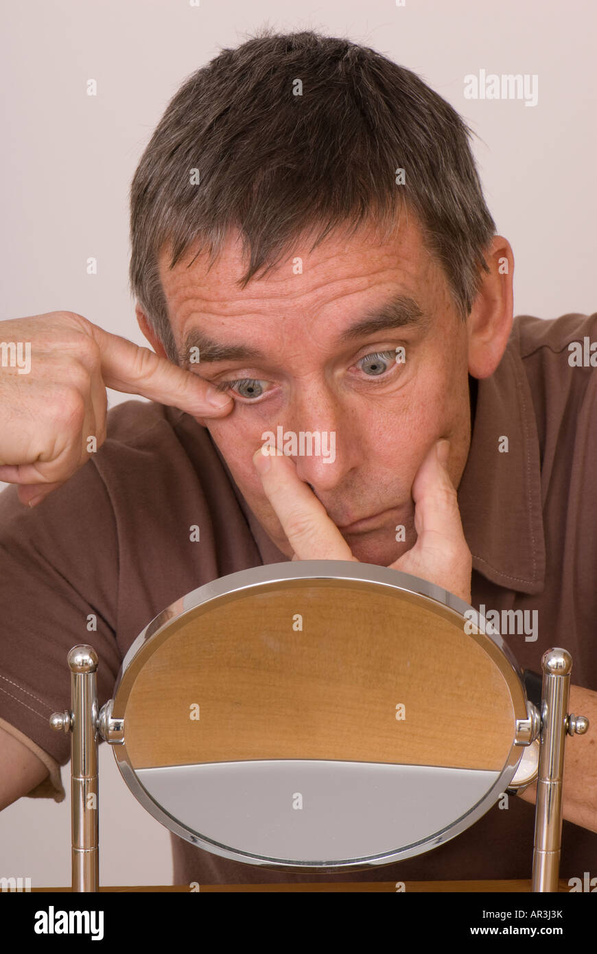 man picking spot, skin problems checking for skin problems Stock Photo ...