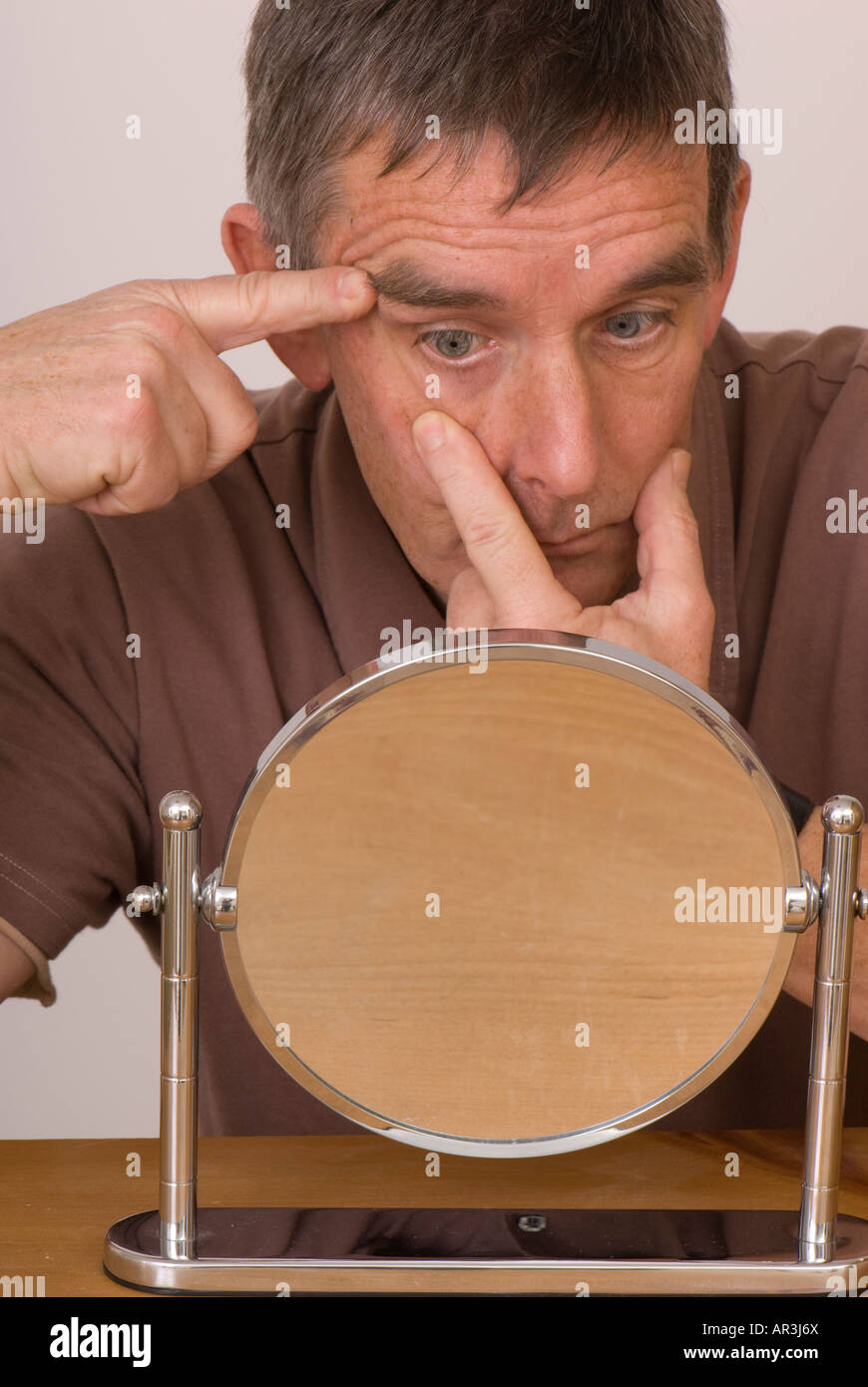 man picking spot, skin problems checking for skin problems Stock Photo ...