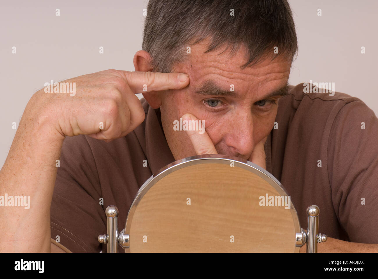 man picking spot, skin problems checking for skin problems Stock Photo ...