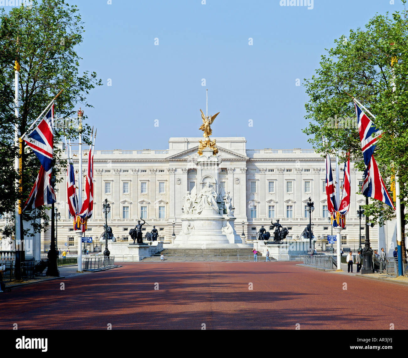 Buckingham palace from mall hi-res stock photography and images - Alamy