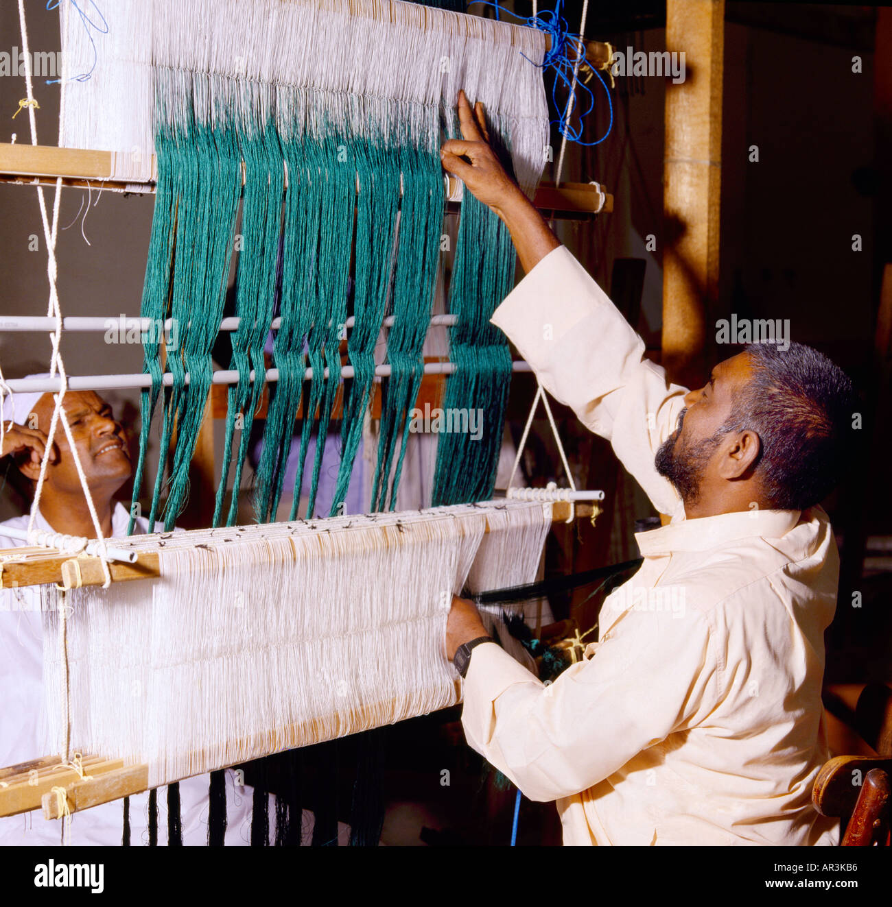 Man weaving loom hi-res stock photography and images - Alamy