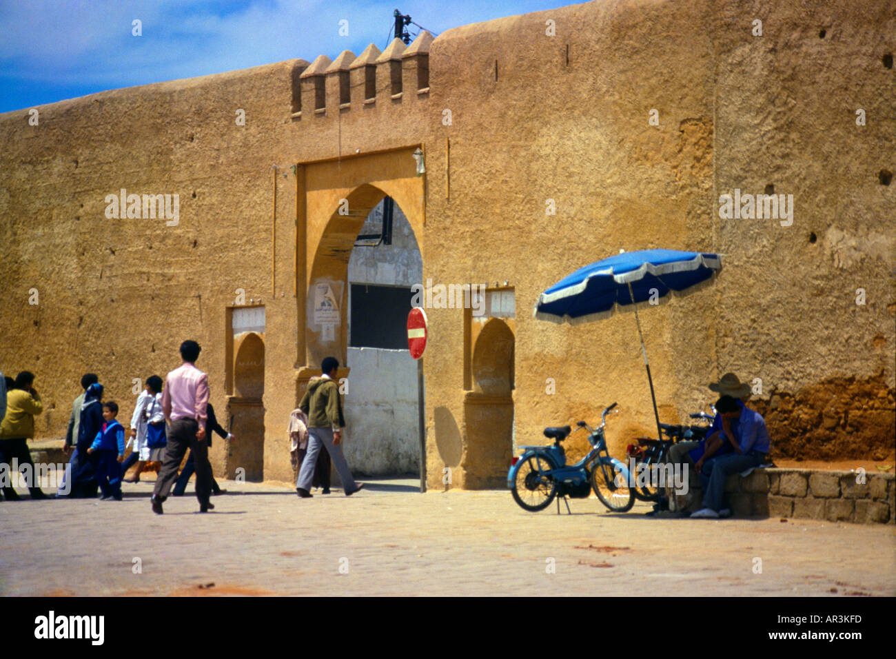 Gates and archways hi-res stock photography and images - Alamy