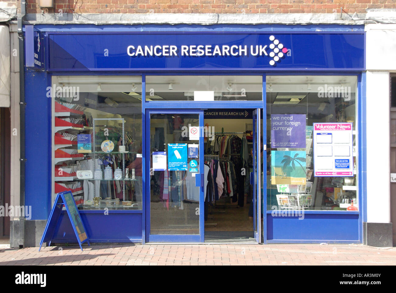 Charity volunteer in a shop hi-res stock photography and images - Alamy