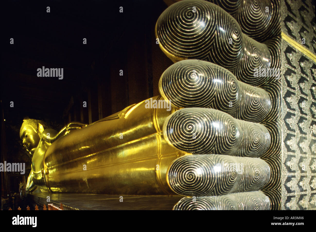 Reclining human figure hi-res stock photography and images - Alamy