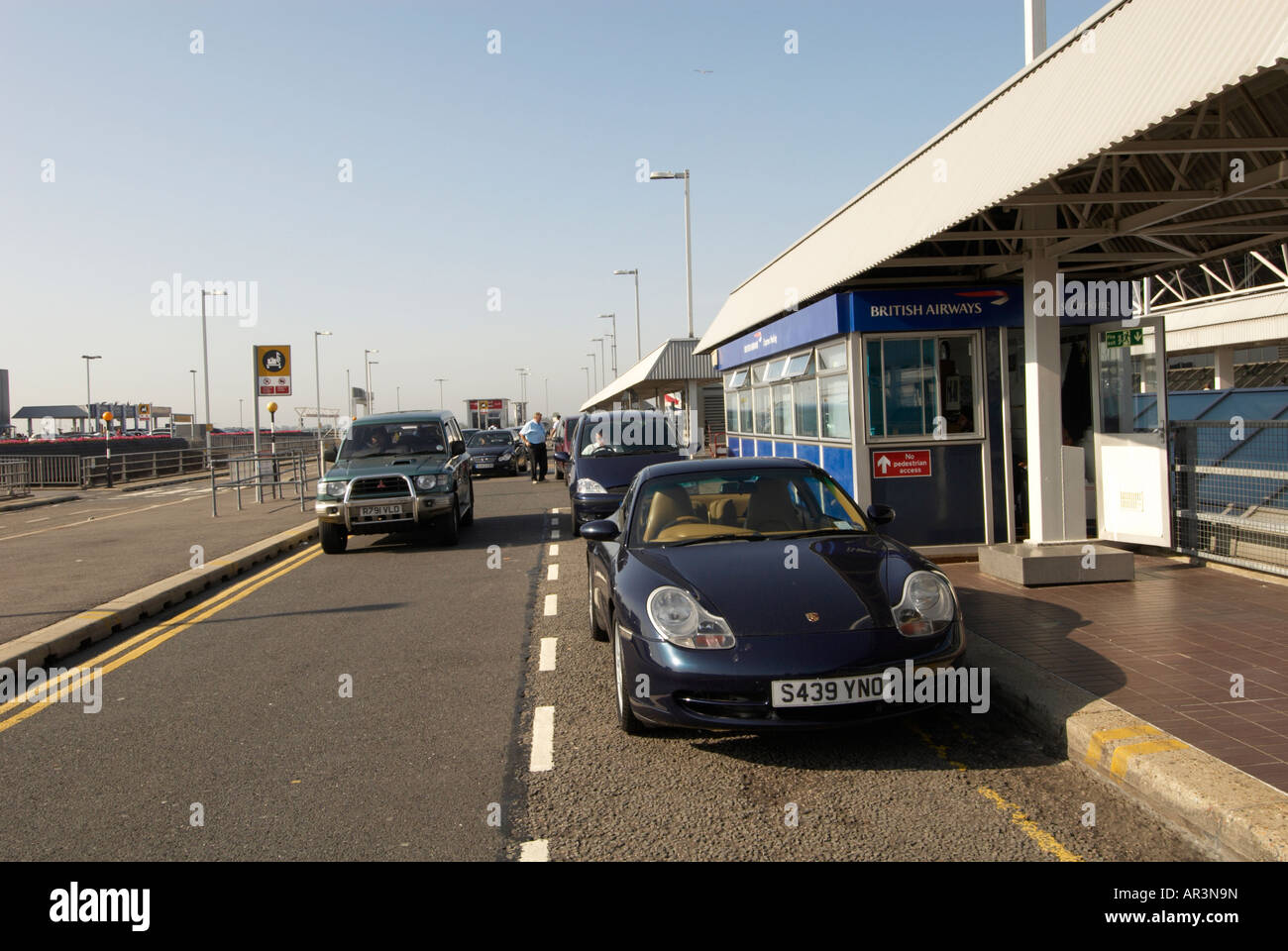 Cars leaving airport terminal hi-res stock photography and images - Alamy