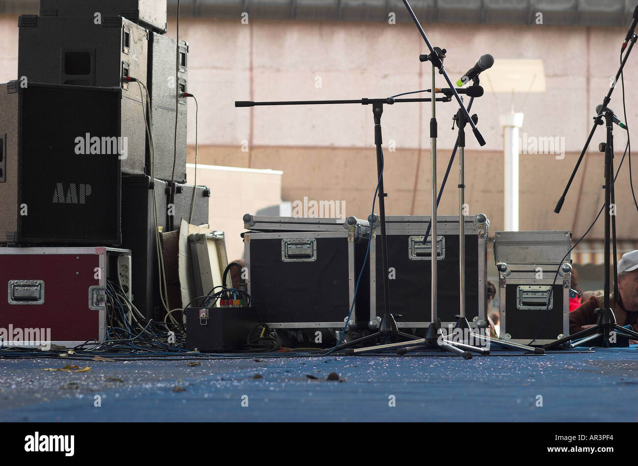 Empty stage hi-res stock photography and images - Alamy