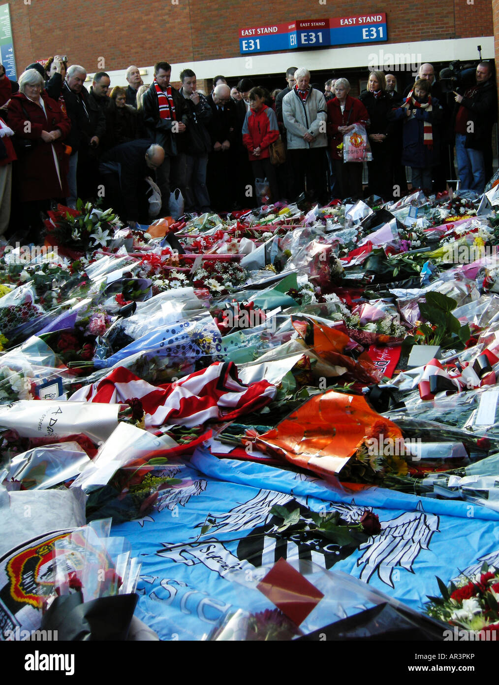 crowd at old trafford for memorial service for busby babes Stock Photo ...